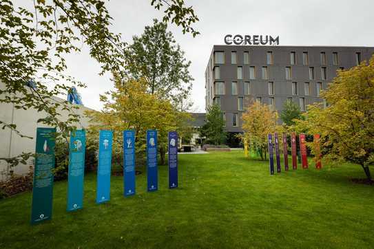 Klimabäume im Coreum: Europas erster Klimabaum-Parkplatz zeigt ...