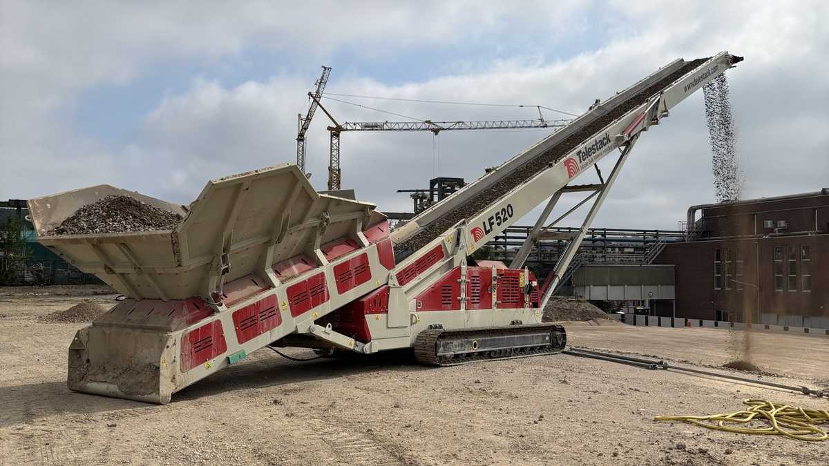 Tepel optimiert Materialumschlag mit kettenmobilem Telestack-Haldenband ...