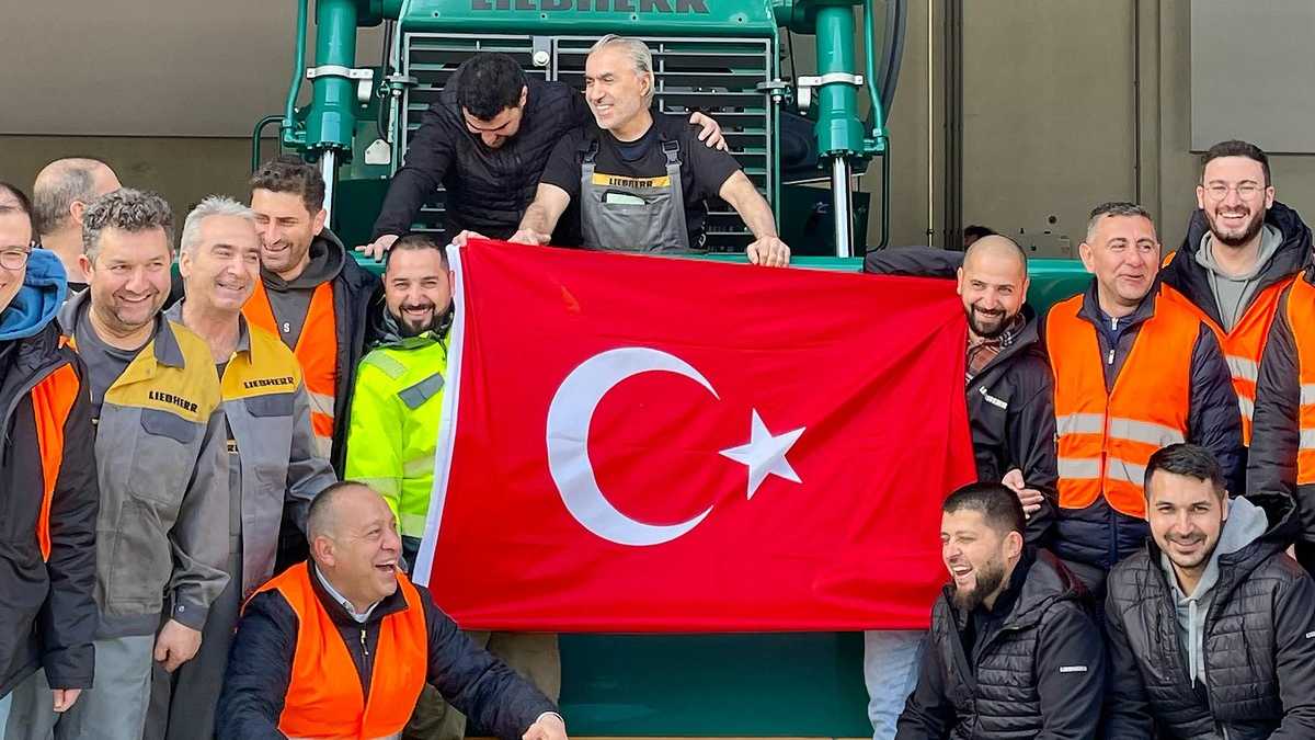 Liebherr-Werk Telfs unterzeichnet Planierraupen-Deal mit türkischer ...